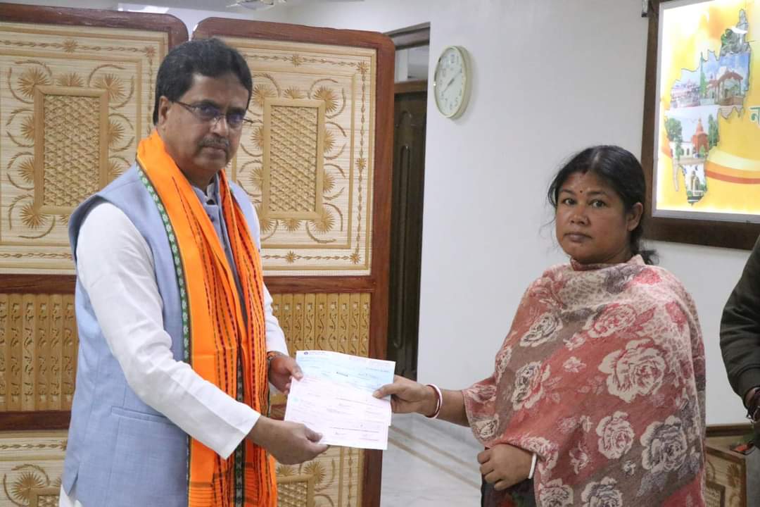 CM hands over cheque of Rs 2 lakh for Ankita’s treatment - Tripura ...