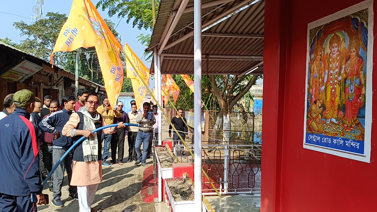 Speaker BB Sen cleans Kalibari temple at Dharmanagar ahead of Ram ...