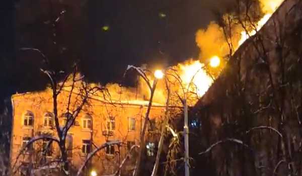 Over 400 people evacuated from multi-story building on fire in Russia ...