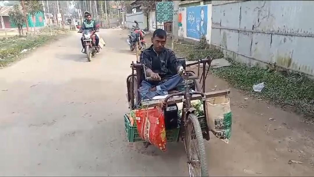 Wheelchair-bound vegetable seller inspires with his resilience ...