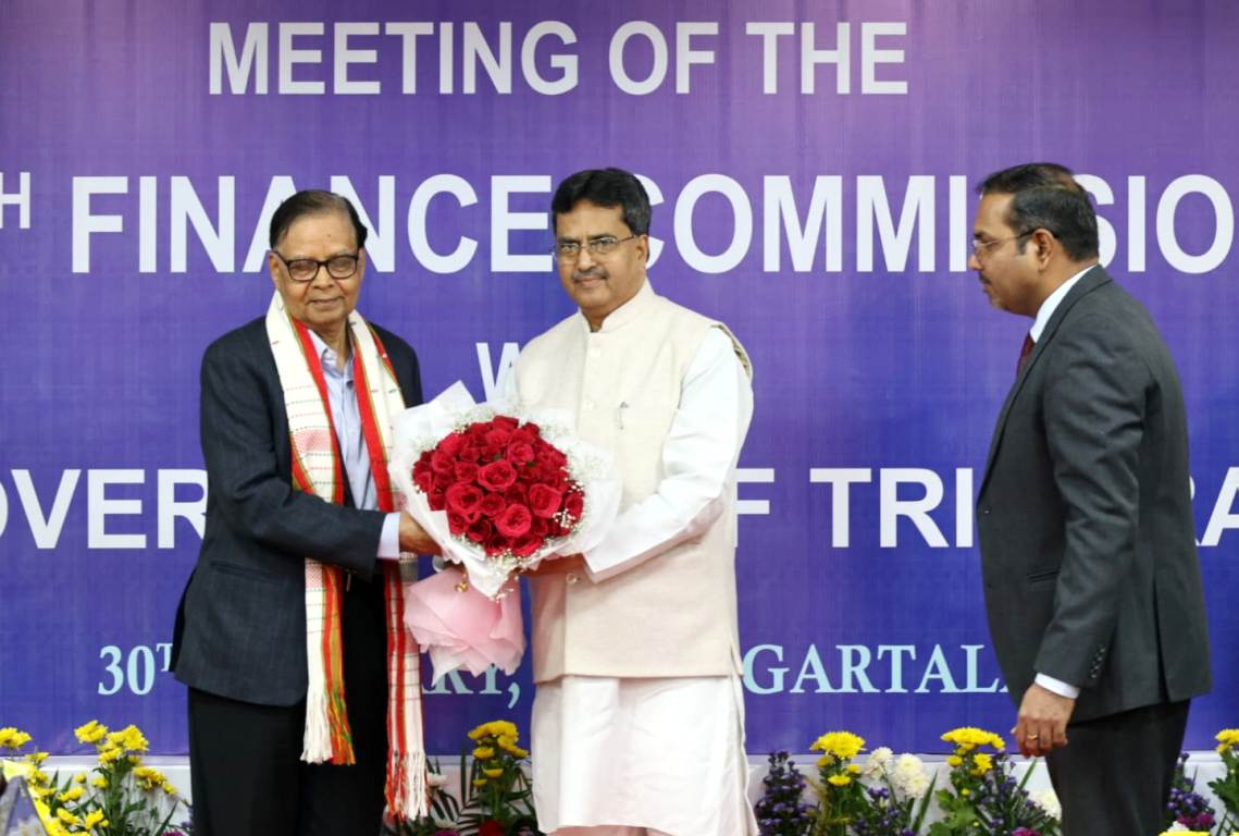 CM hands over memorandum to 16th Finance Commission - Tripura Chronicle